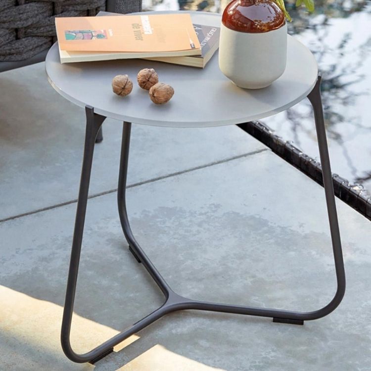 7 Modern Outdoor Ceramic Tables