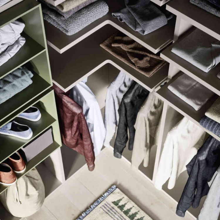 What Is The Average Size of a Master Bedroom Walk-in Wardrobe?