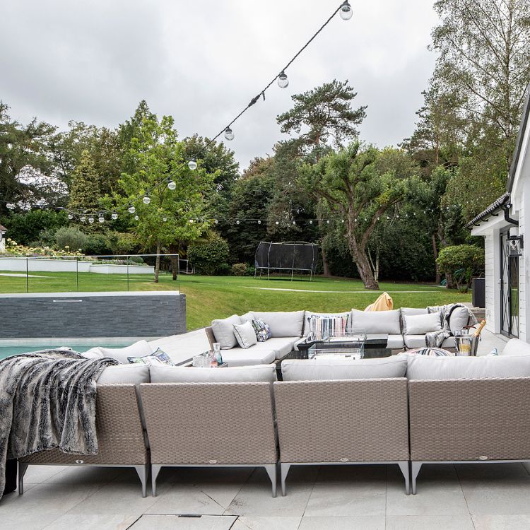 5 Expert Tips on Arranging Two Sofas in the Living Room